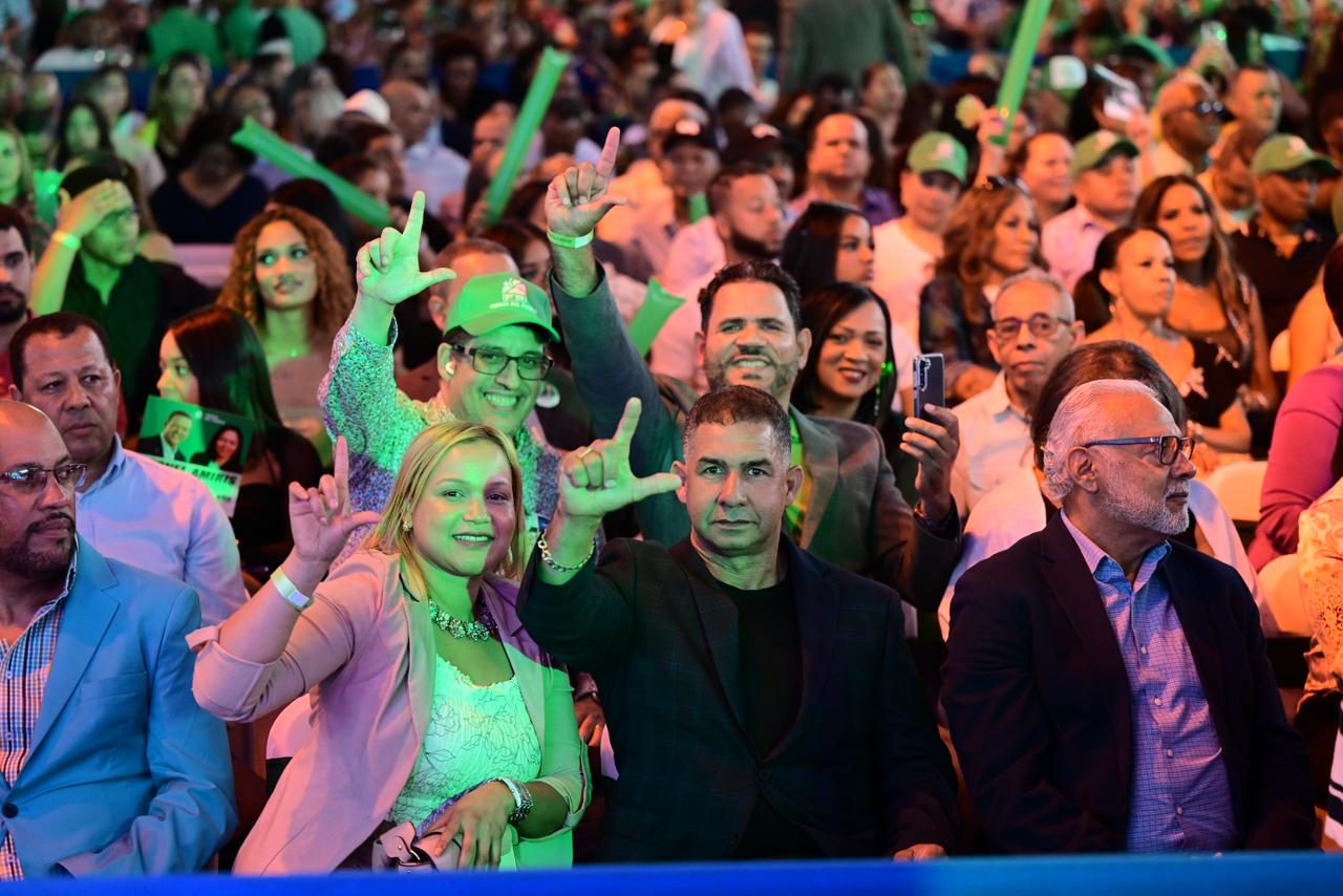 Miles seguidores Fernández Reyna le acompañan en Armory Arena – El ...